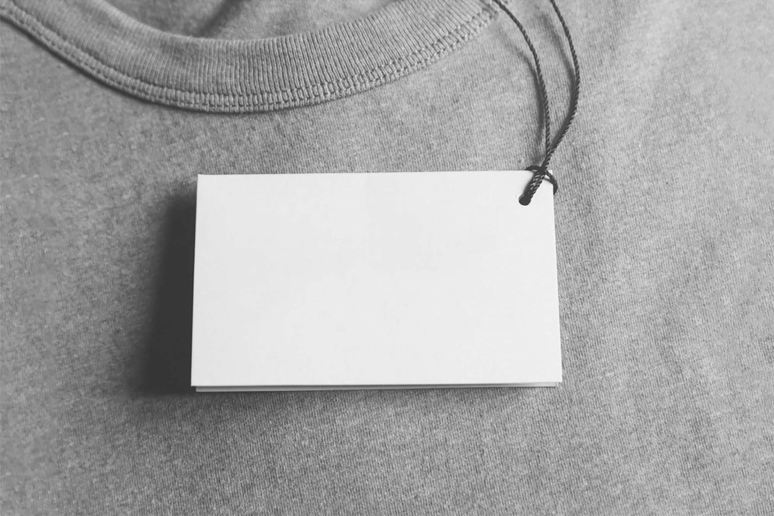 Mockup realista de etiqueta de roupa Grátis - Criativo.Design